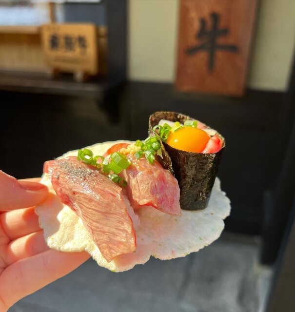 手軽に飛騨牛も味わえる!飛騨高山のおすすめ食べ歩きグルメ10選 Tripa トリパ |旅のプロがお届けする旅行に役立つ情報